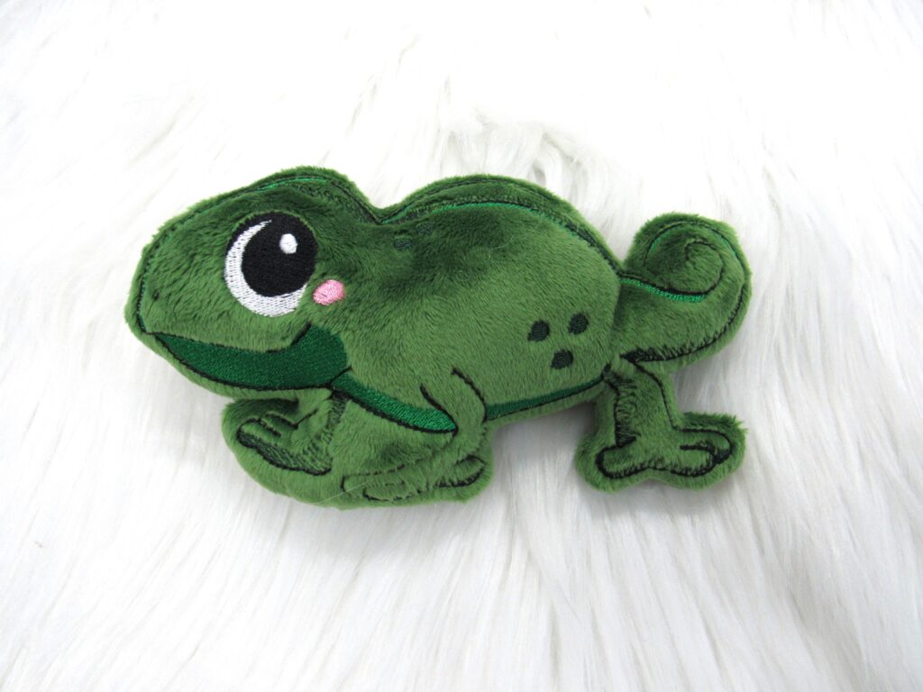 Chibi Lizard Stuffie – String Theory Fabric Art