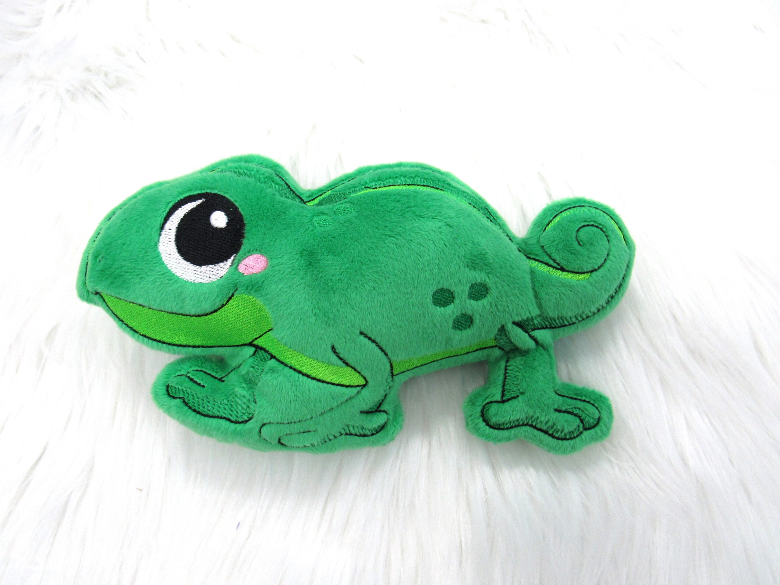 Chibi Lizard Stuffie – String Theory Fabric Art